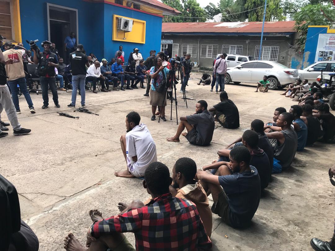 Kinshasa : la police lutte durement contre les criminels ciblant les conducteurs de taxi - RTR ...